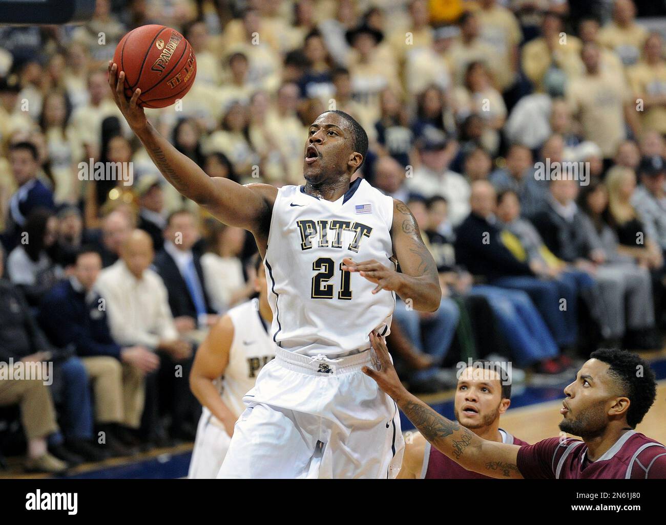 Pittsburgh's Lamar Patterson (21) drives to the basket during the first ...