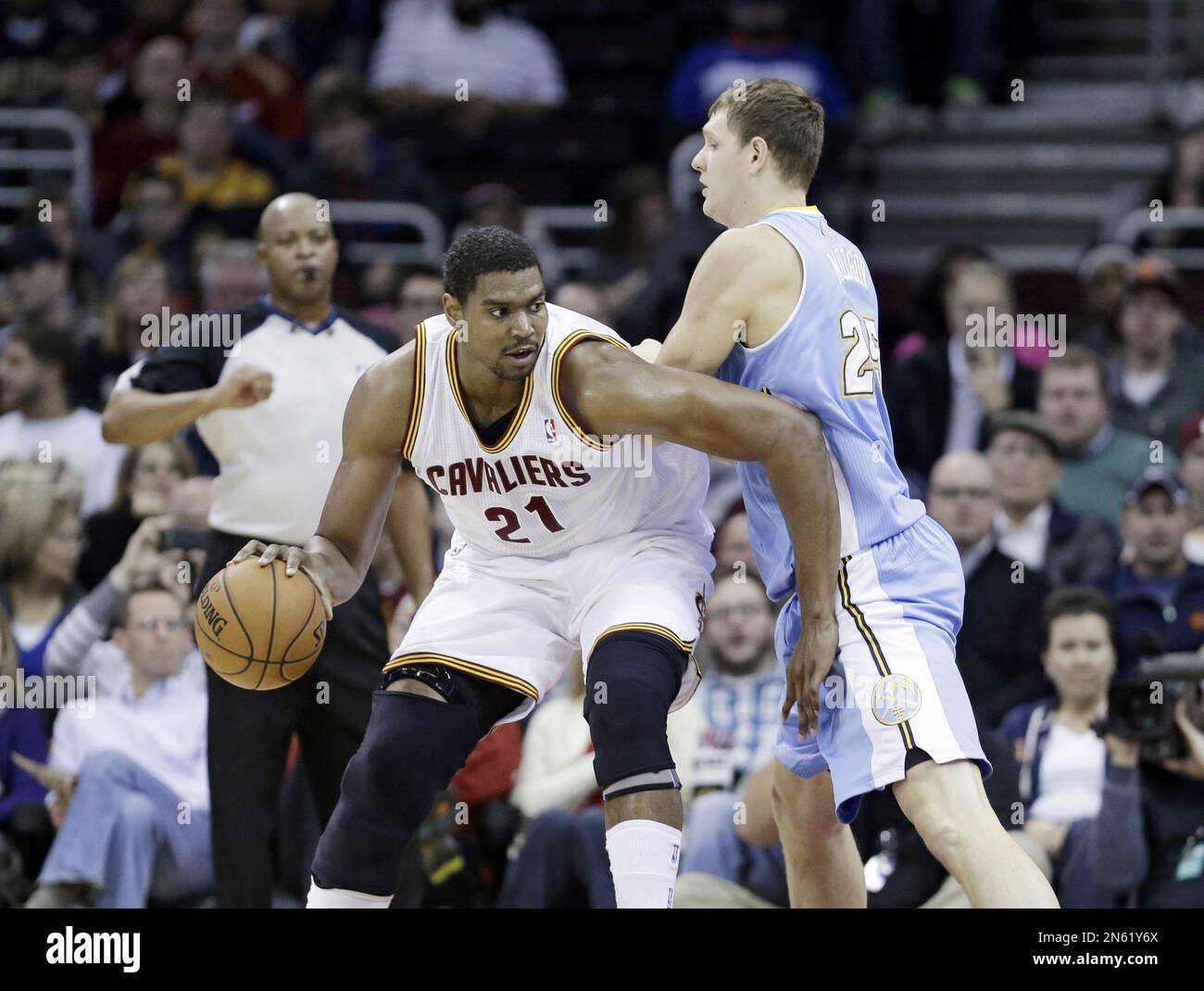 Cleveland Cavaliers' Andrew Bynum (21) drives around Denver Nuggets ...