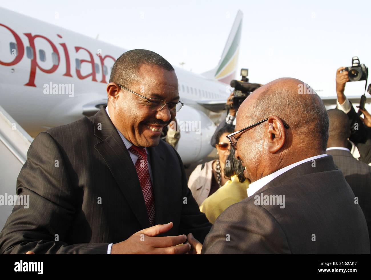 Sudanese president Omar Bashir, right, welcomes Ethiopian Prime ...