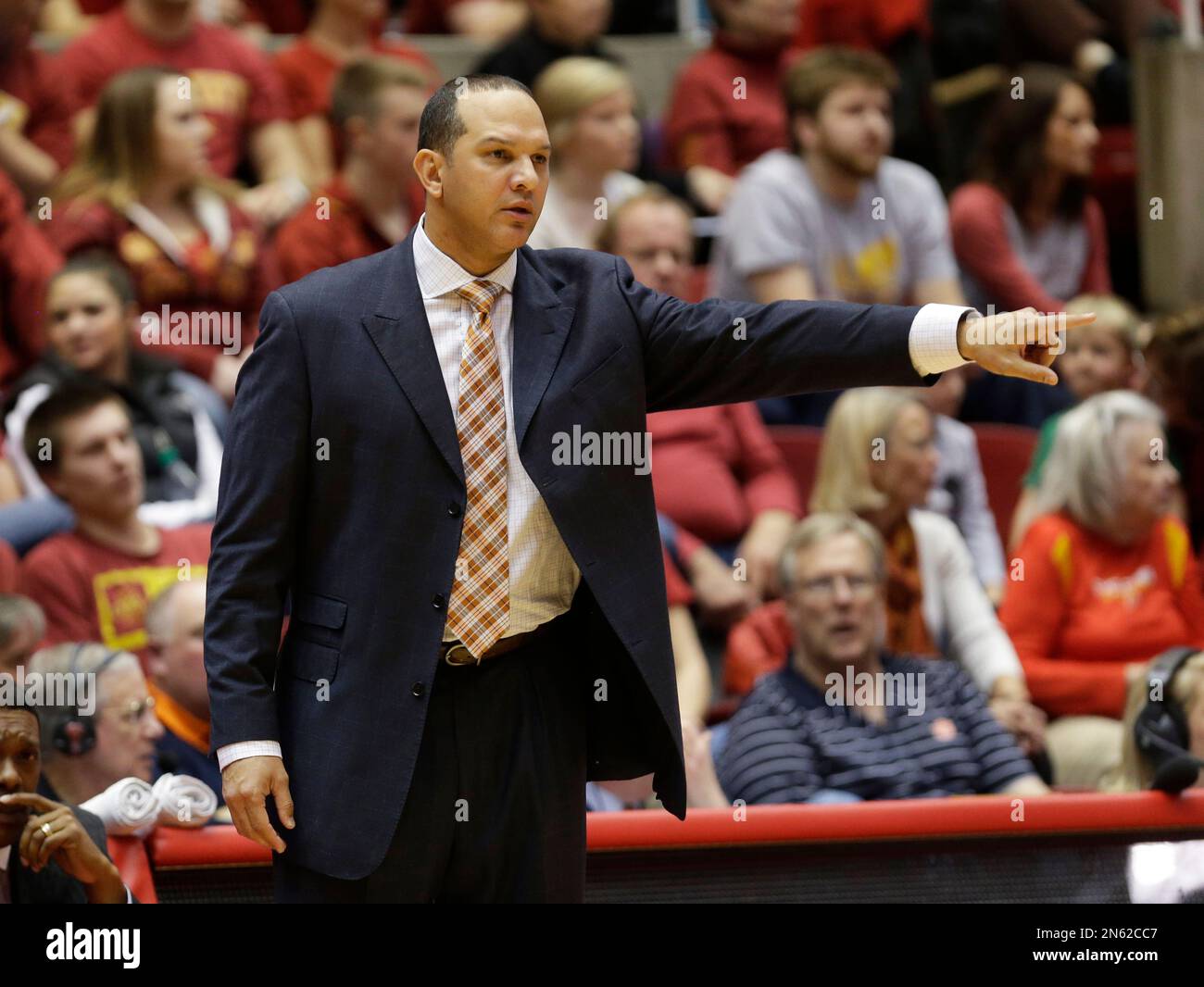 Auburn head coach Tony Barbee directs his team during the first half of ...