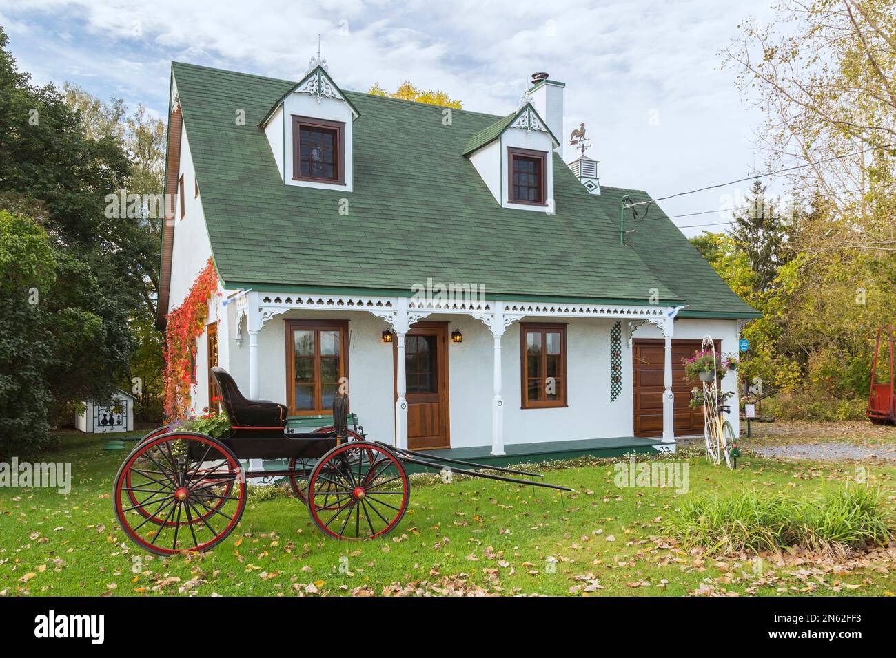 Old 1927 white stucco with green trim Canadiana cottage style home ...