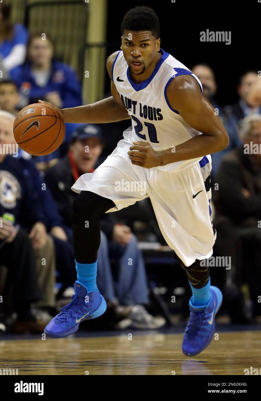 Saint Louis' Dwayne Evans brings the ball down the court during the ...