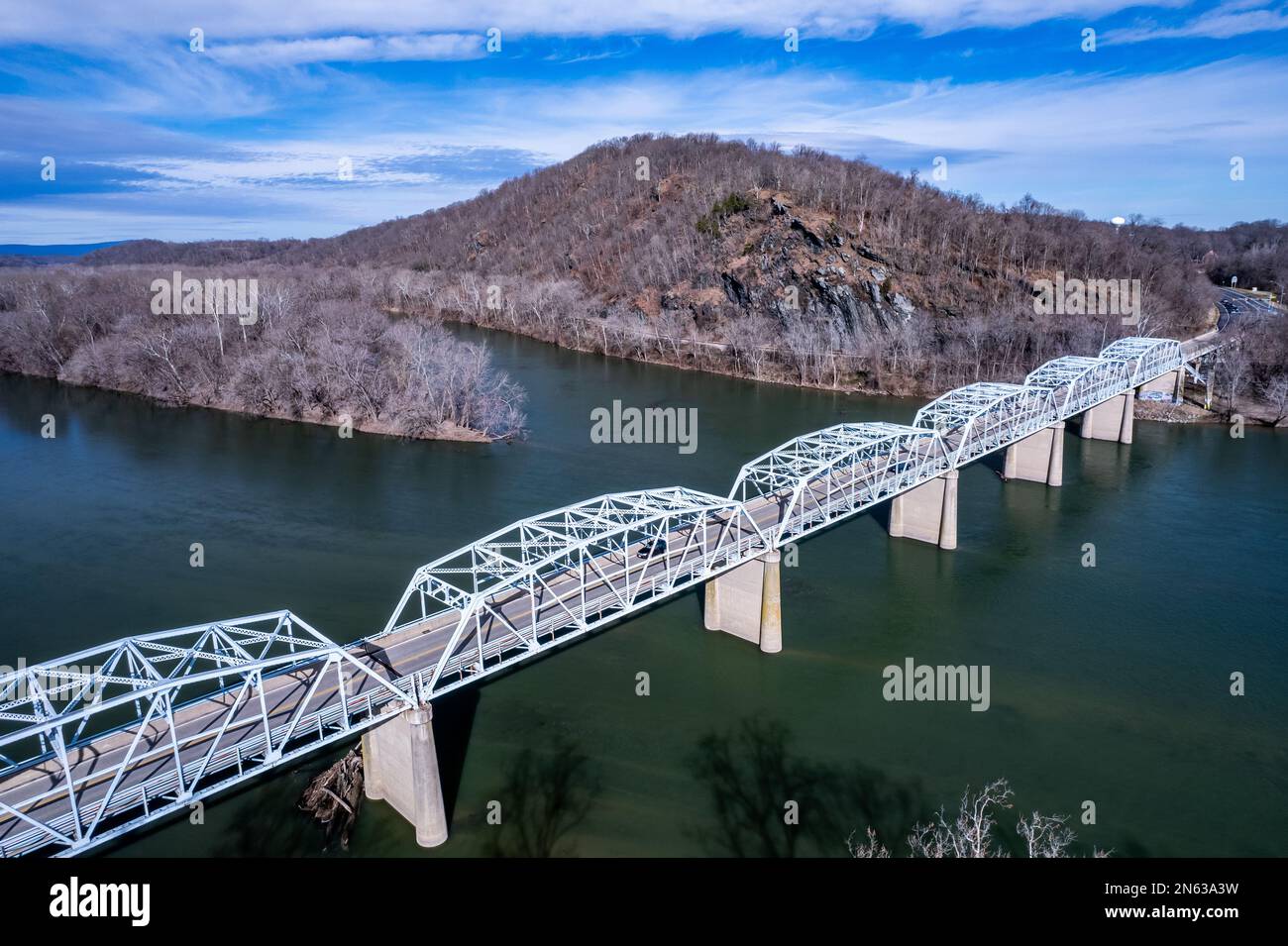 Bridge spanning the Potomac River - state line between Maryland (on ...