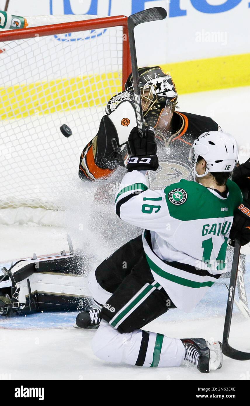 Dallas Stars left wing Ryan Garbutt (16) scores on Anaheim Ducks goalie ...
