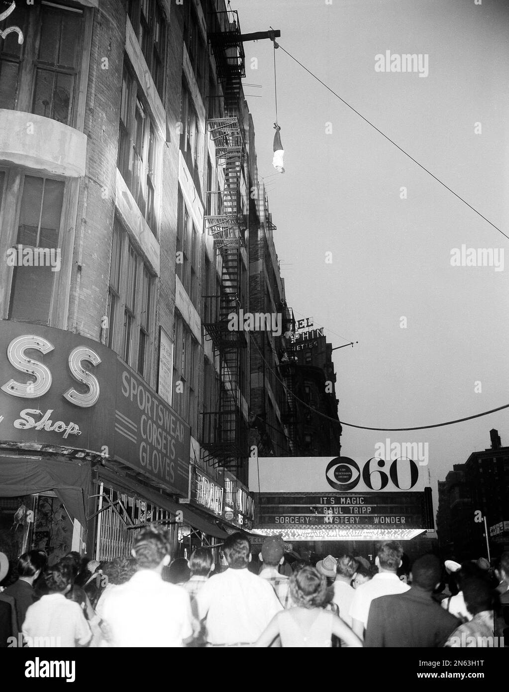 The Amazing Randi, 27-year-old escape artist from Toronto, Canada ...