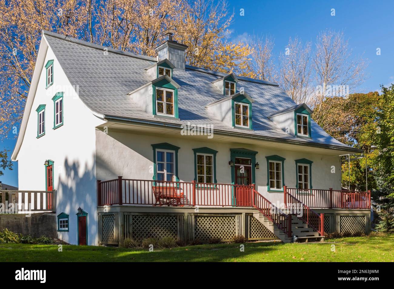 Traditional canadian house in autumn hi-res stock photography and ...