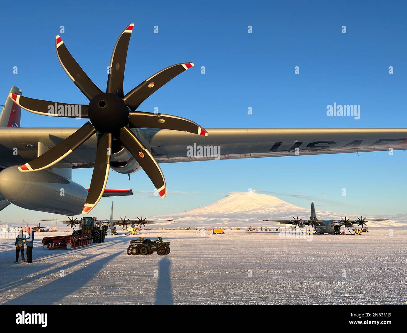 139th expeditionary airlift squadron hi-res stock photography and ...