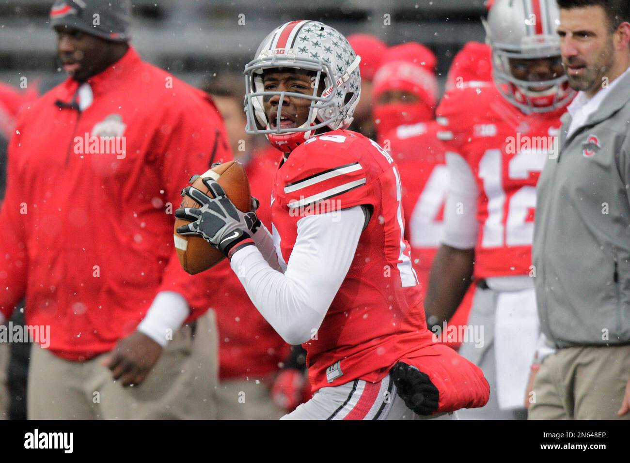 Ohio State quarterback Kenny Guiton warms up before an NCAA college ...