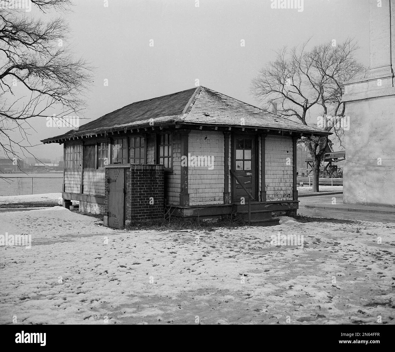 Mary Mallon, a typhoid carrier, known as "Typhoid Mary" lives in a ...