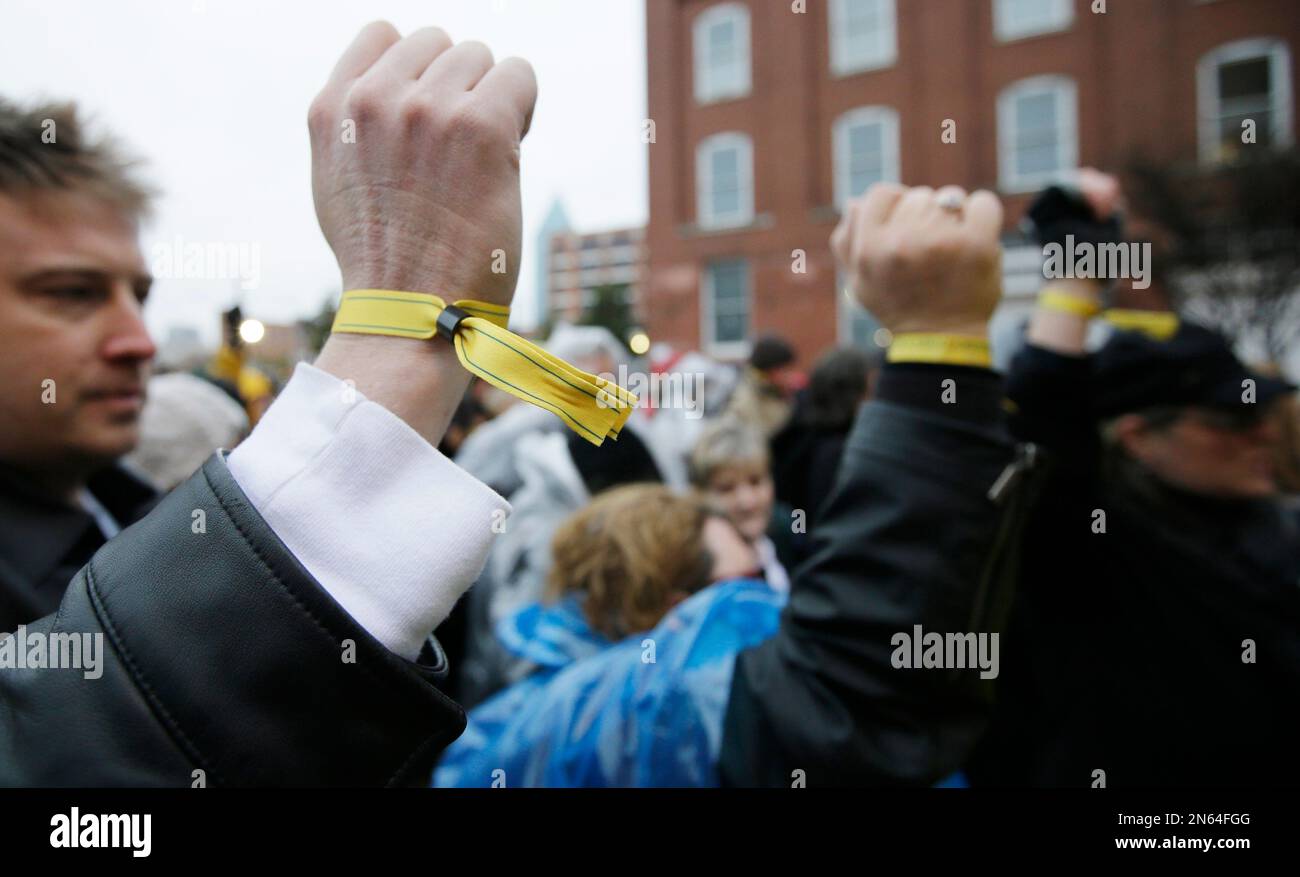 Sean MacLean of Calgary, Alberta, Canada, left, and Colleen Bonner of ...