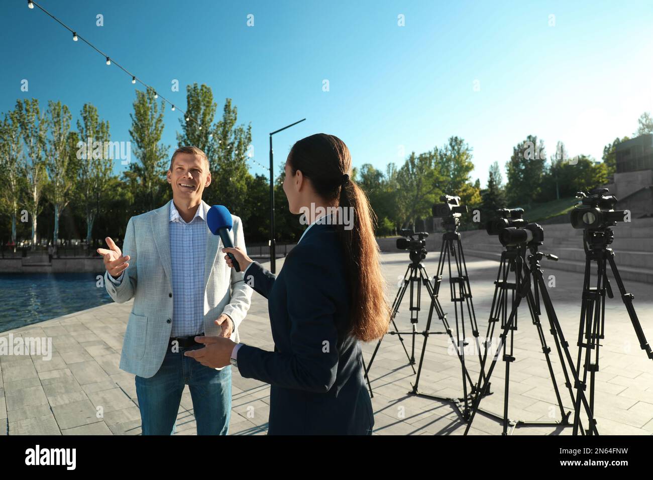 Reporter interviewing street hi-res stock photography and images - Alamy
