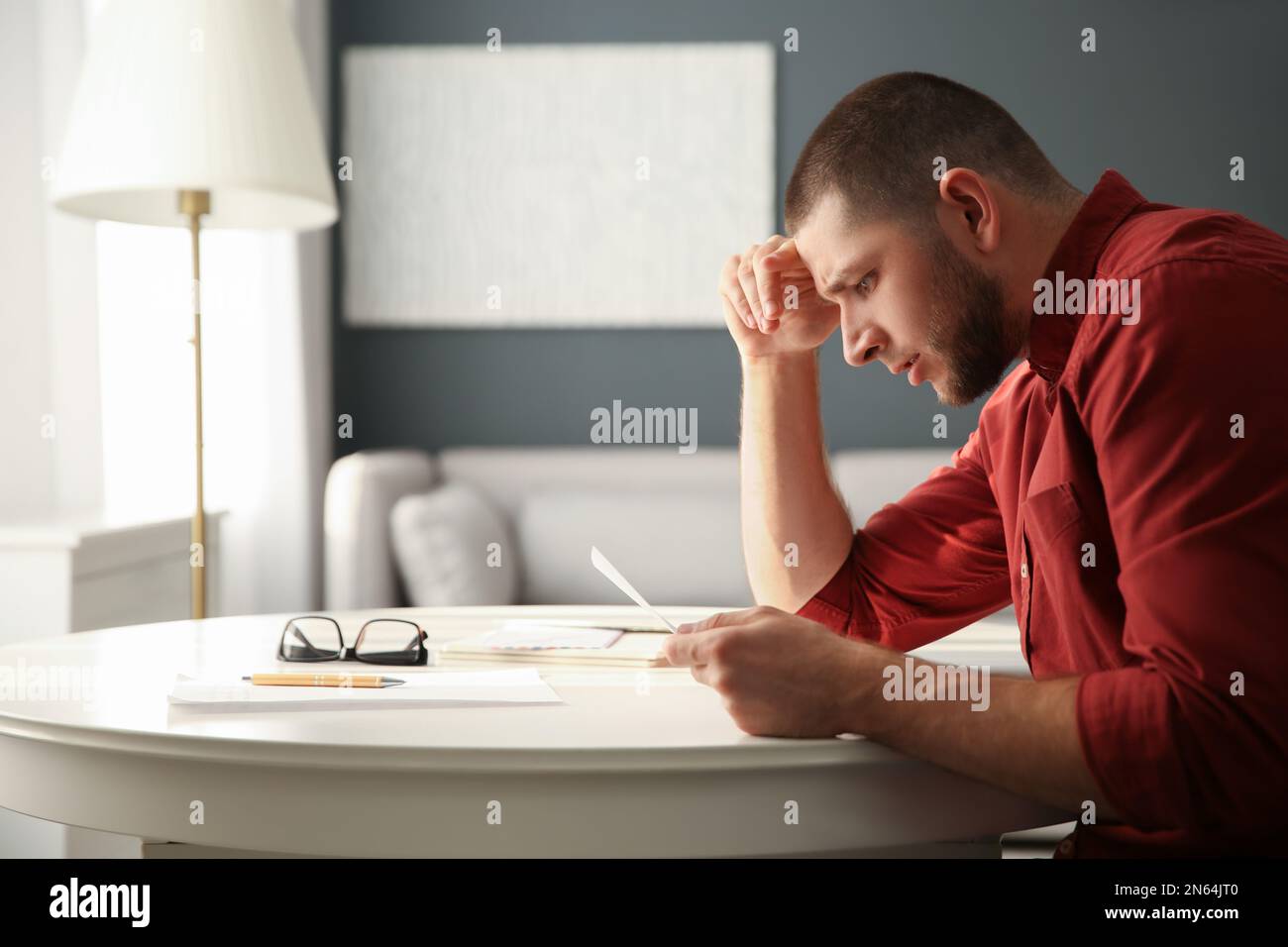 Man reading white mail message hi-res stock photography and images - Alamy
