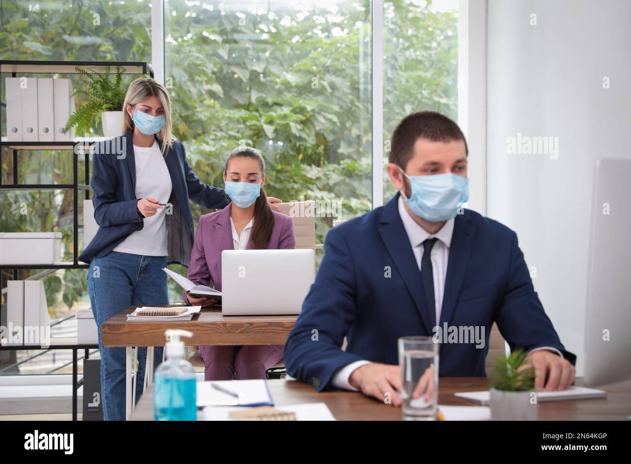Office employees in respiratory masks at workplace Stock Photo - Alamy