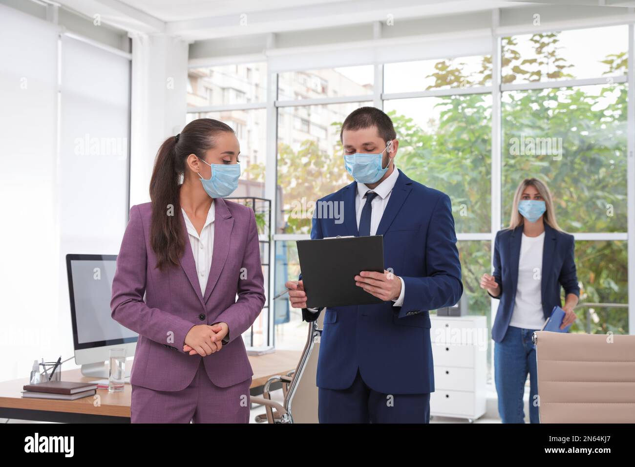 Office employees in respiratory masks at workplace Stock Photo - Alamy