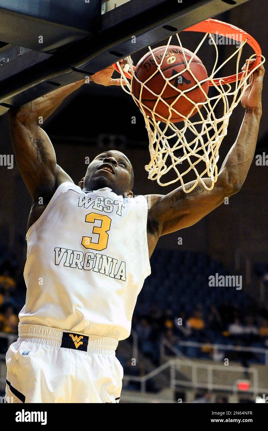 West Virginia's Juwan Staten (3) dunks during the second half of an ...