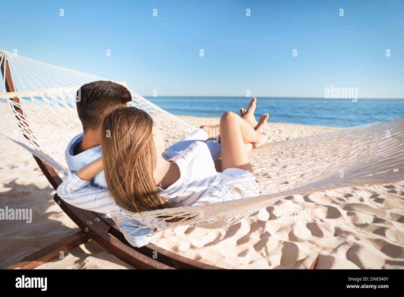 Couple relaxing in hammock on beach. Summer vacation Stock Photo - Alamy