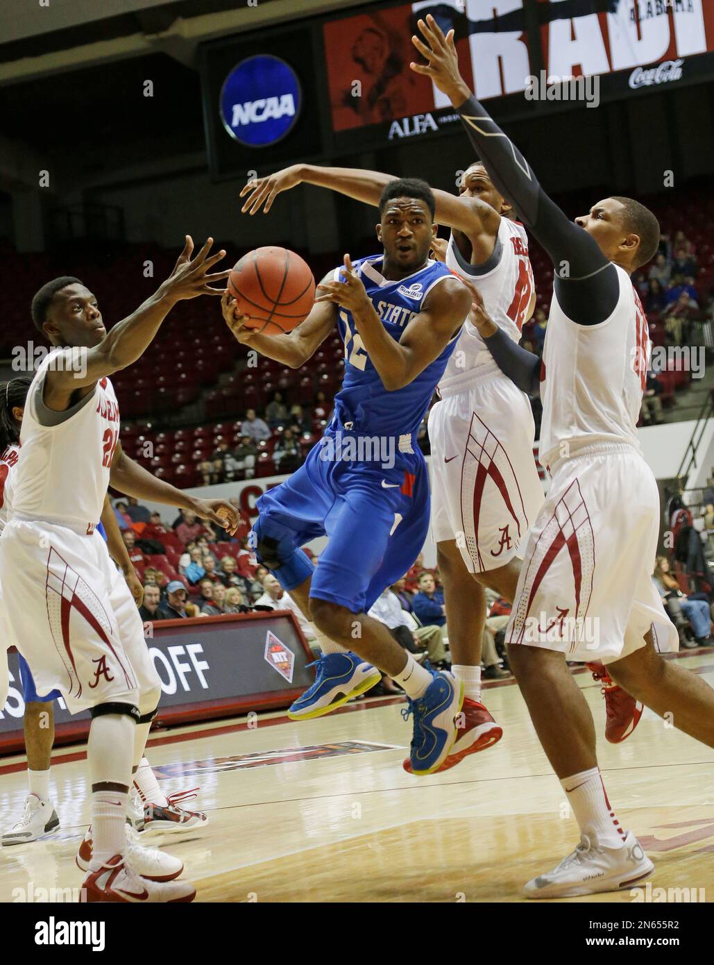 Georgia State guard Devonta White (12) is guarded by Alabama guard ...