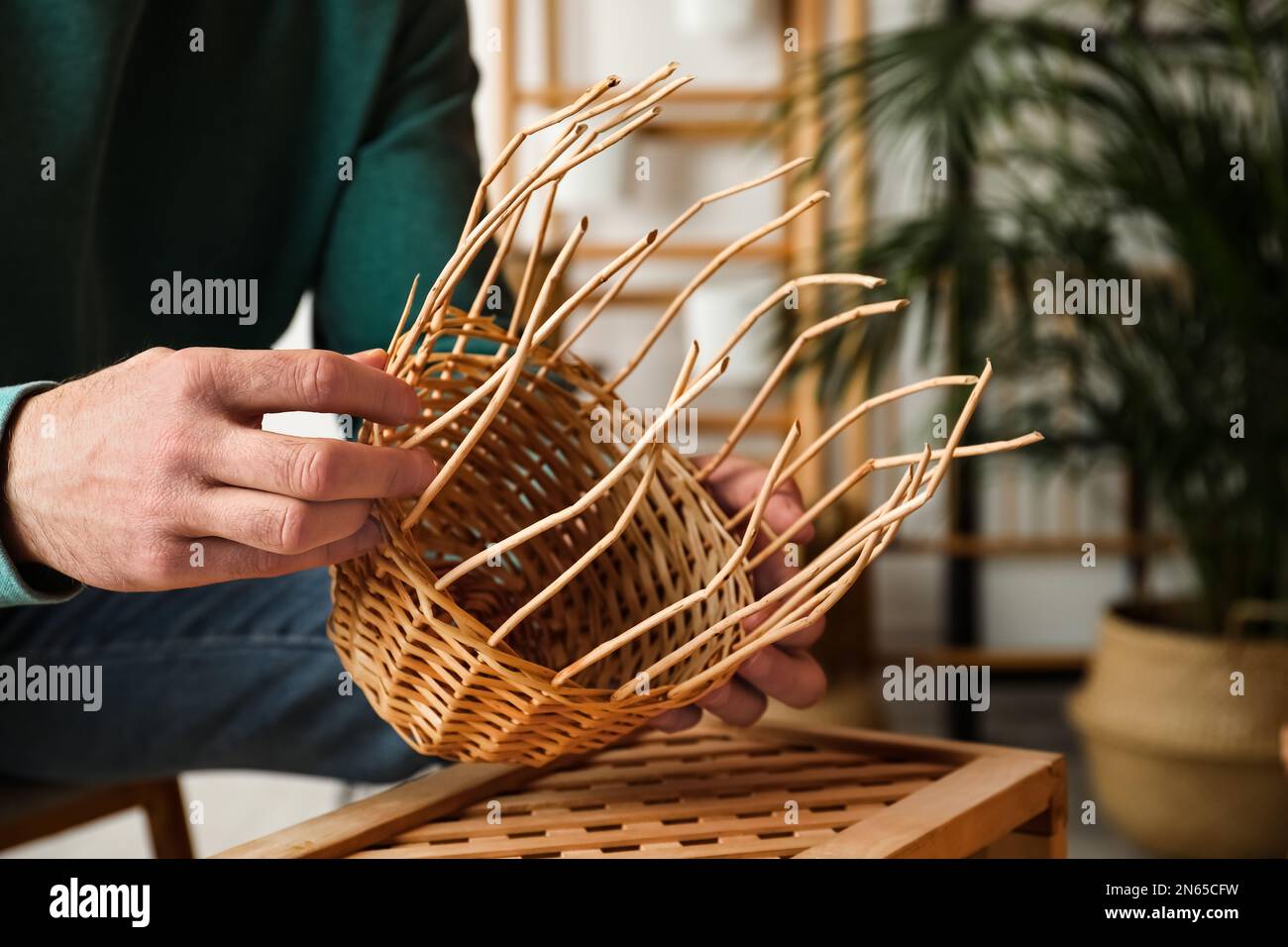 Artisan making wicker basket hi-res stock photography and images - Alamy