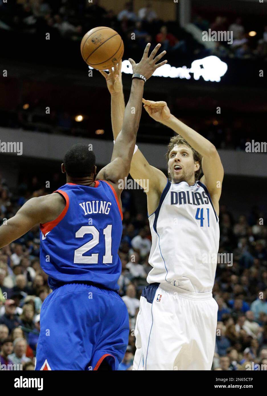 Dallas Mavericks power forward Dirk Nowitzki (41) of Germany shoots ...
