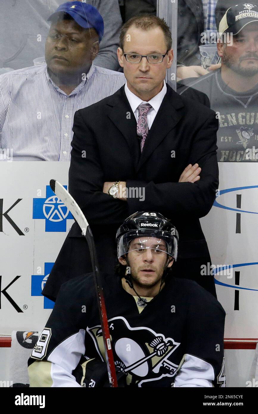 Pittsburgh Penguins head coach Dan Bylsma stands behind Brian Gibbons ...