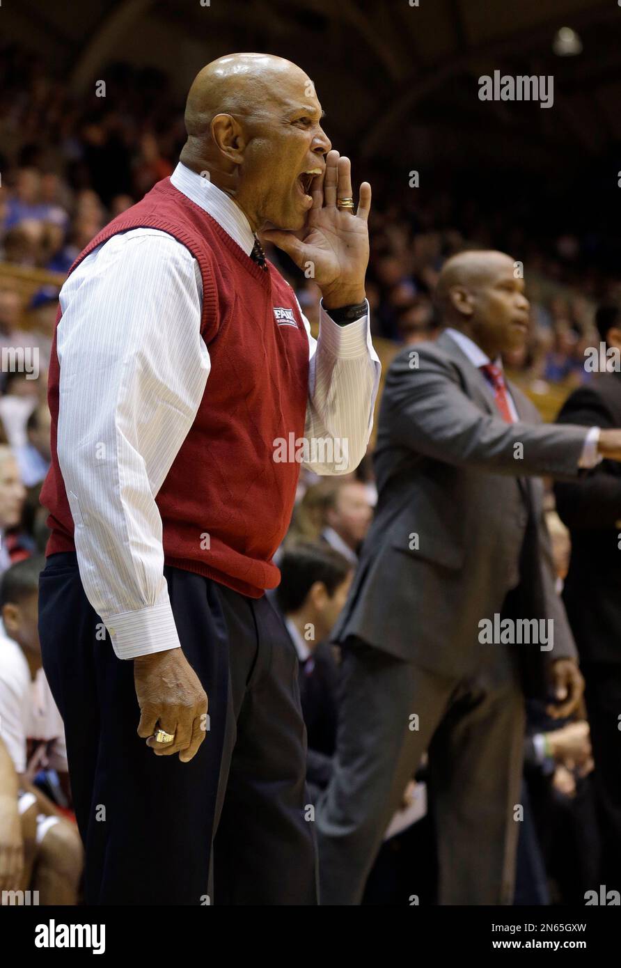 Florida Atlantic coach Mike Jarvis yells during the first half of an ...