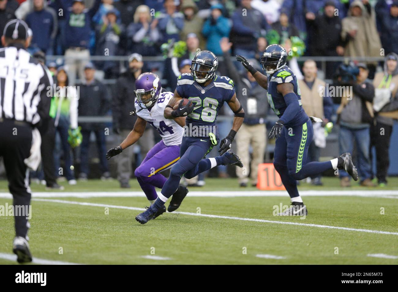 Seattle Seahawks' Walter Thurmond (28) scores against the Minnesota ...