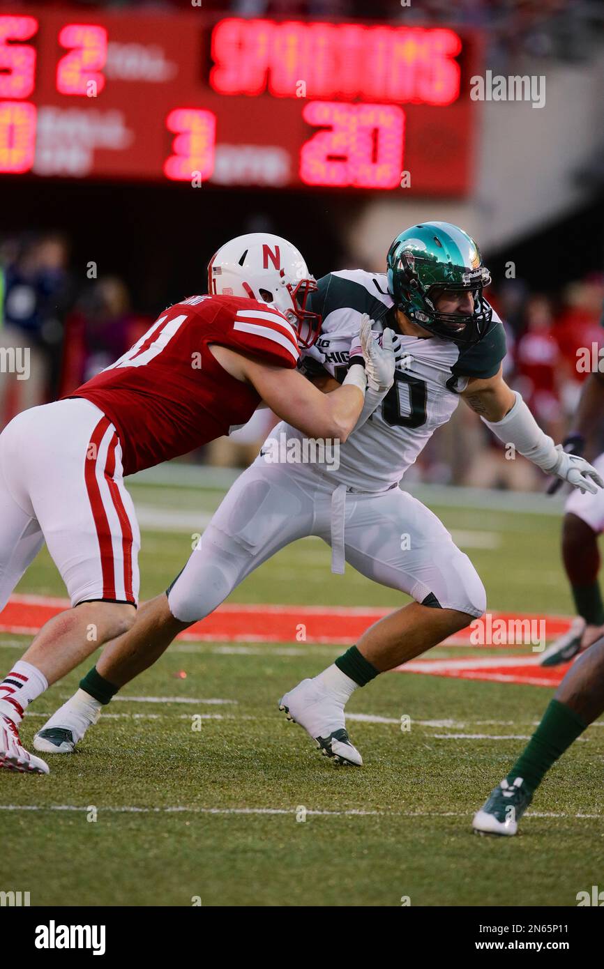 Michigan State linebacker Max Bullough, right, tries to get past ...