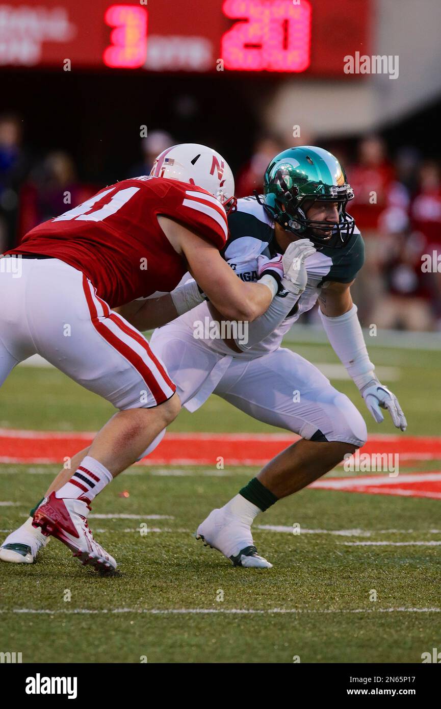 Michigan State linebacker Max Bullough (40), right, tries to get past ...