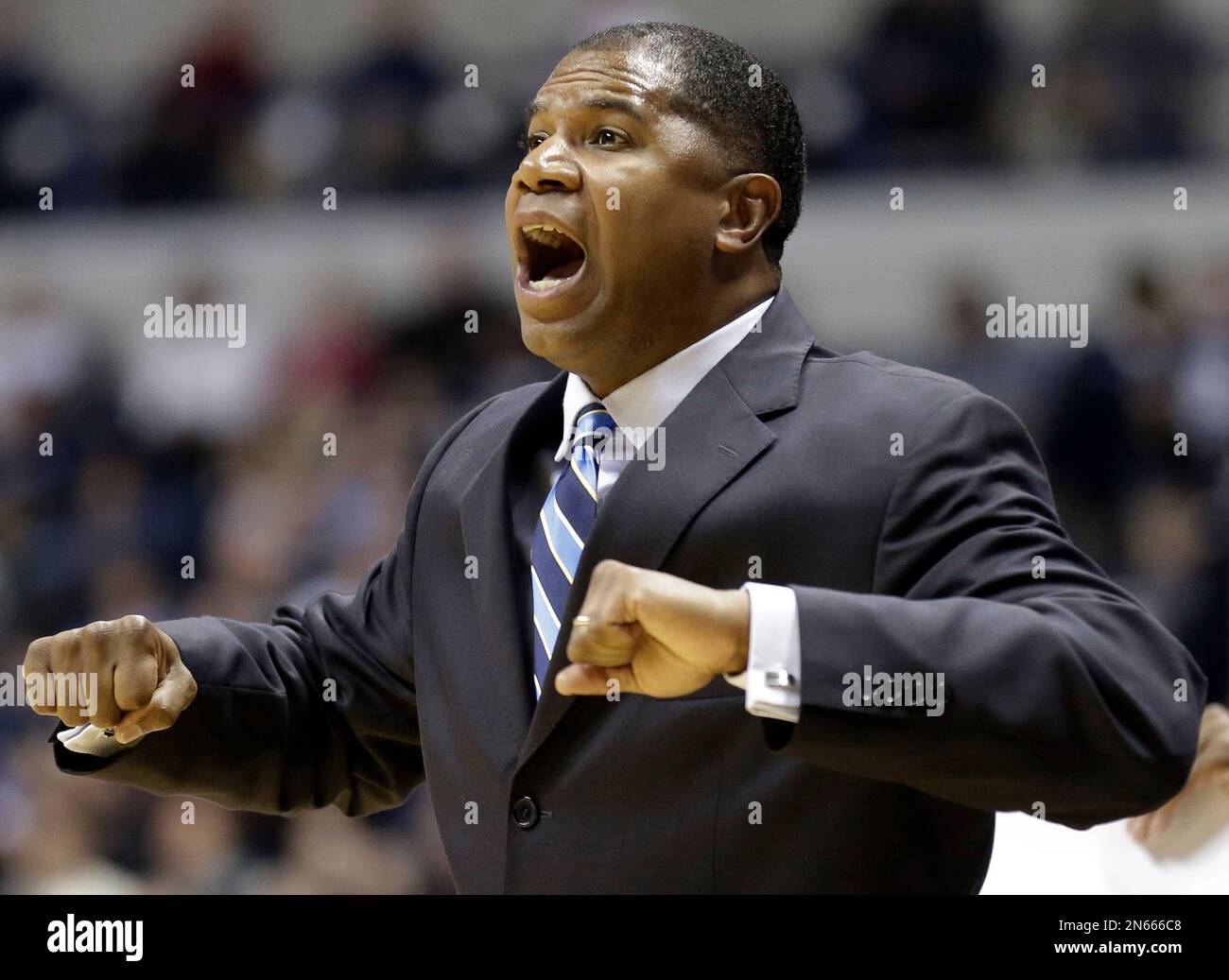 Morehead State head coach Sean Woods calls a play in the first half of ...