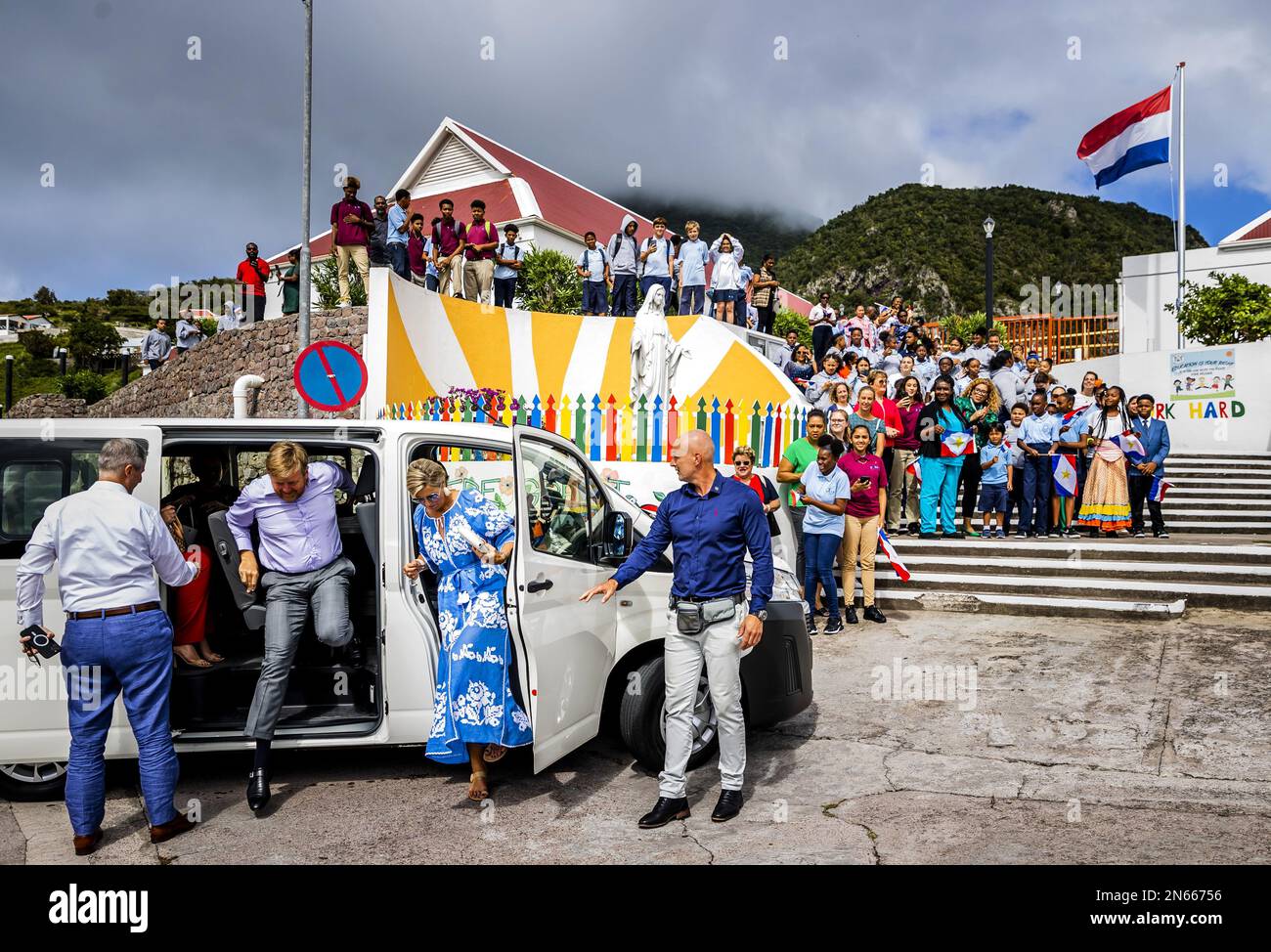 SABA - The public cheers for King Willem-Alexander, Queen Maxima and ...