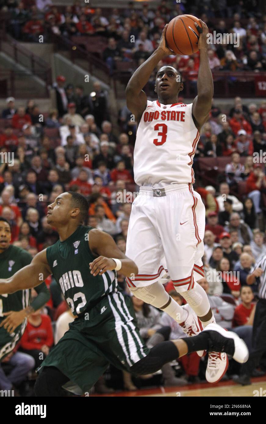 Ohio State's Shannon Scott, right, goes up for a shot over Ohio's ...
