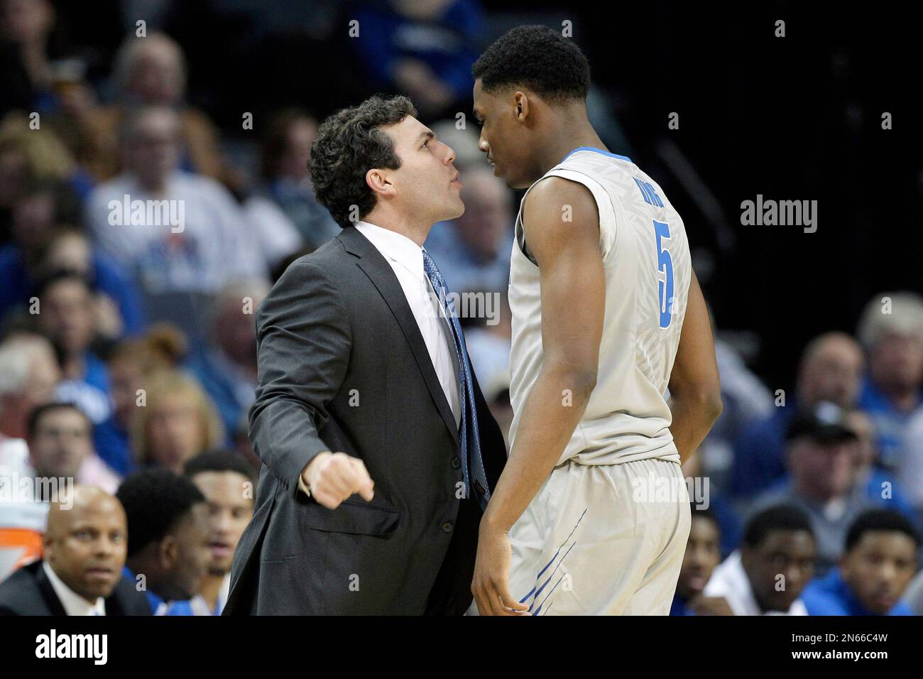 Memphis coach Josh Pastner, left, talks to Memphis' Nick King in the ...