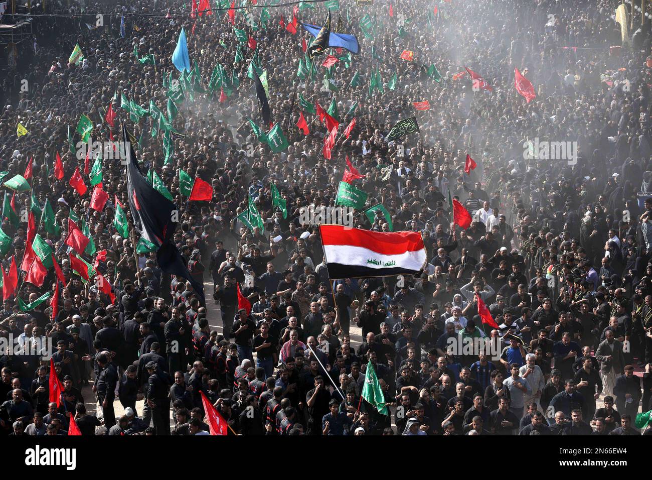 Shiite worshippers run between the holy shrines of Imam Abbas and Imam ...