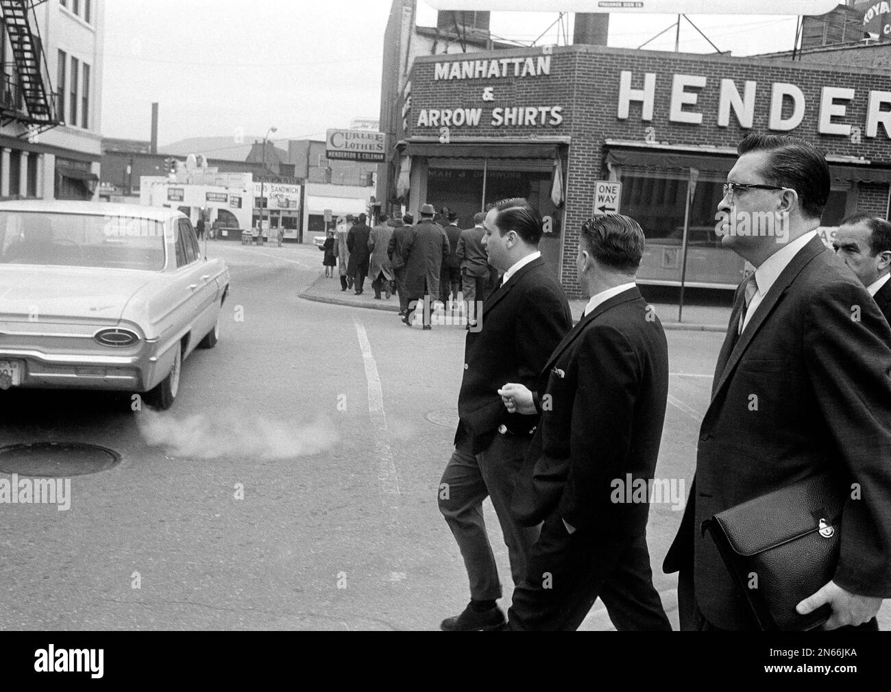 Teamsters president James Hoffa turns his head and watches the jury ...