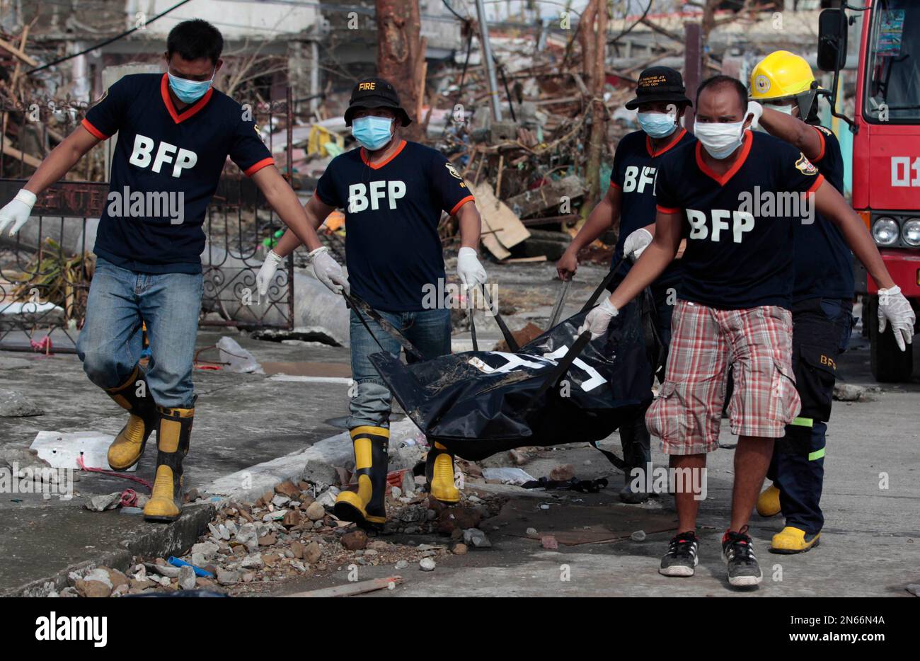 Filipino workers collect dead bodies at typhoon Hayian-hit Tacloban ...