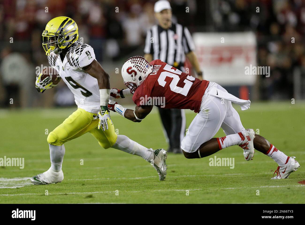 Oregon running back Byron Marshall (9) against Stanford cornerback Alex ...