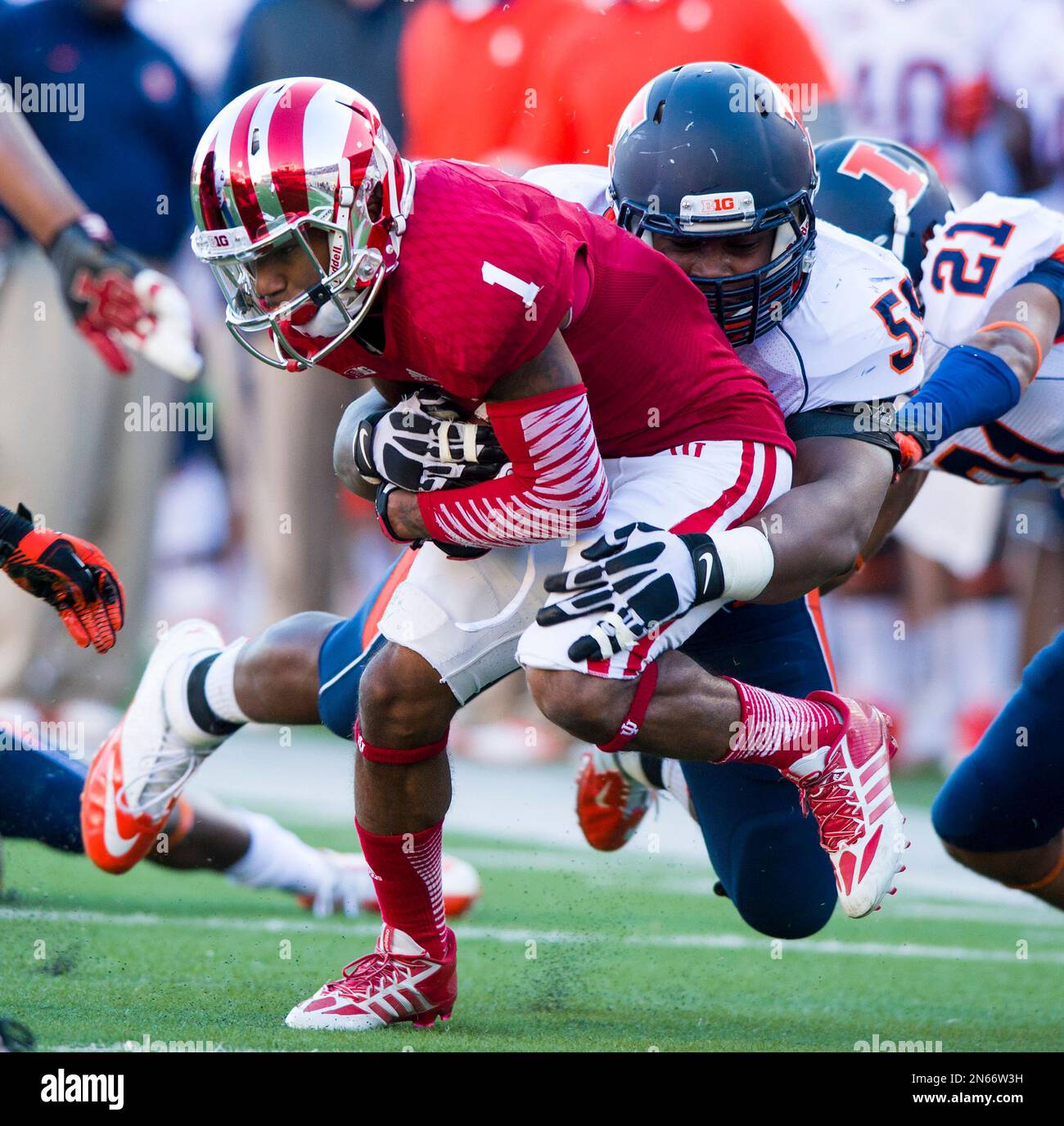 Indiana wide receiver Shane Wynn (1) is brought down by Illinois ...