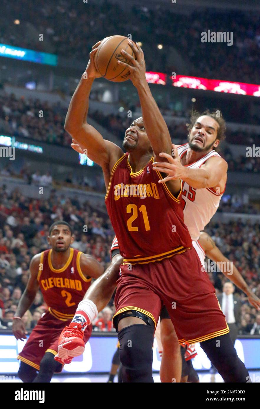 Cleveland Cavaliers center Andrew Bynum (21) scores past Chicago Bulls ...