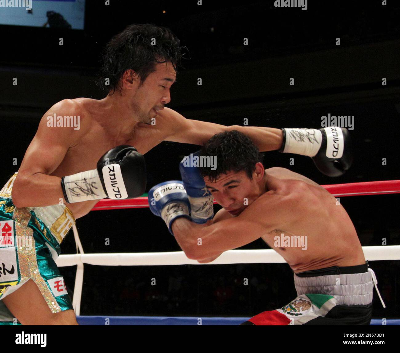 Mexican challenger Alberto Guevara, right, ducks a punch of Japanese ...
