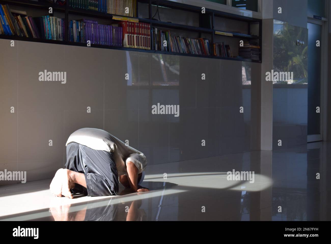 Muslim praying, prostrating on the floor of mosque Stock Photo - Alamy