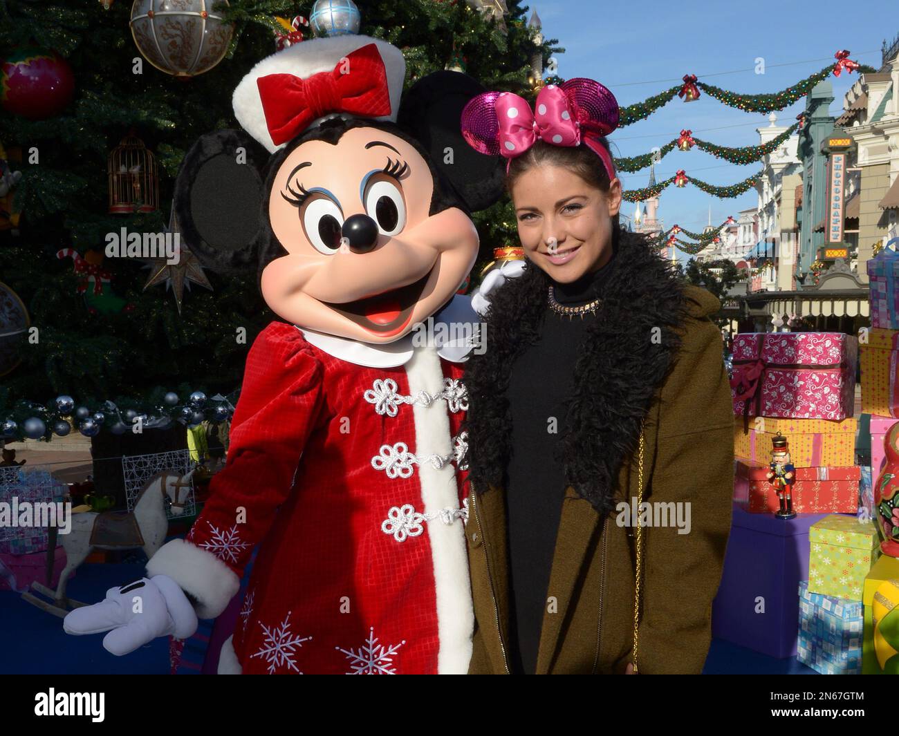 IMAGE DISTRIBUTED FOR DISNEYLAND PARIS - Louise Thompson joins Minnie ...