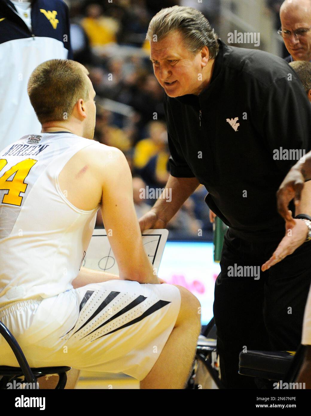 West Virginia's Bob Huggins speaks to Kevin Noreen during a timeout in ...
