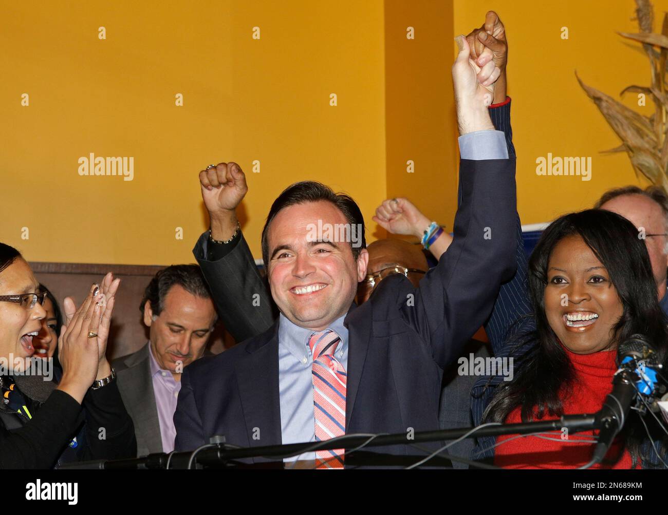 John Cranley, D-Ohio, center, is introduced as the new Mayor of ...