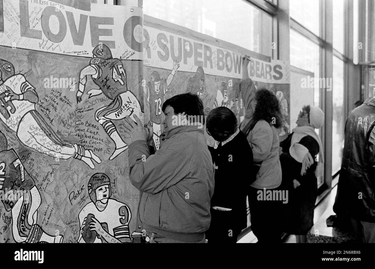Chicago Bears football fans crowd the lobby of the Daley Center, Jan ...