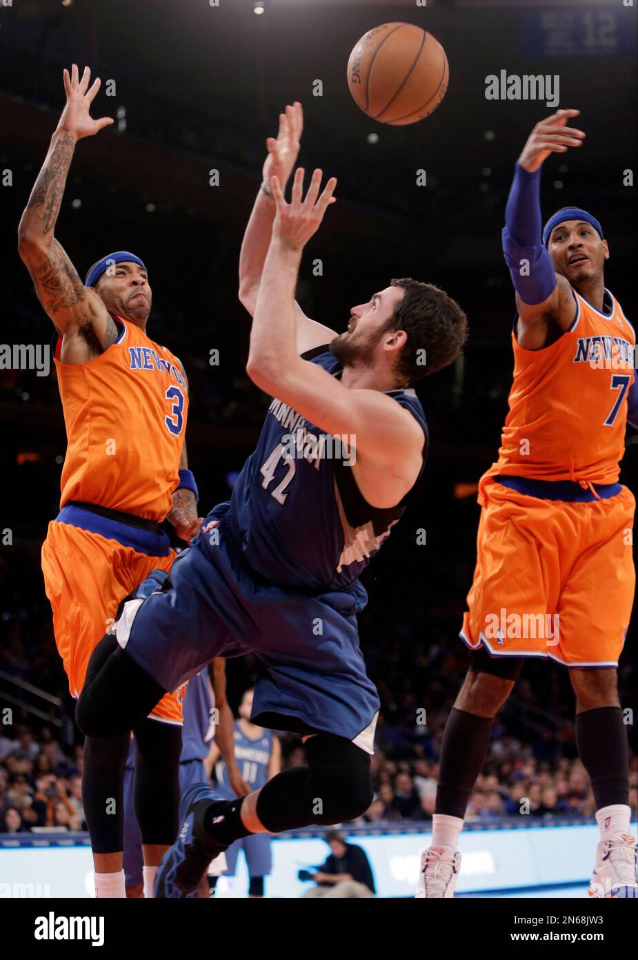 Minnesota Timberwolves' Kevin Love (42) shoots over New York Knicks ...