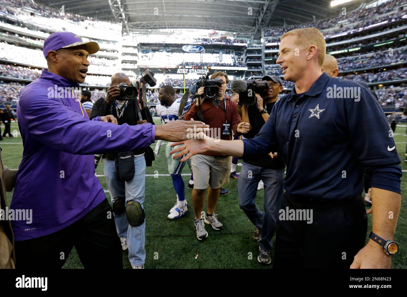 Minnesota Vikings head coach Leslie Frazier, left, and Dallas Cowboys ...