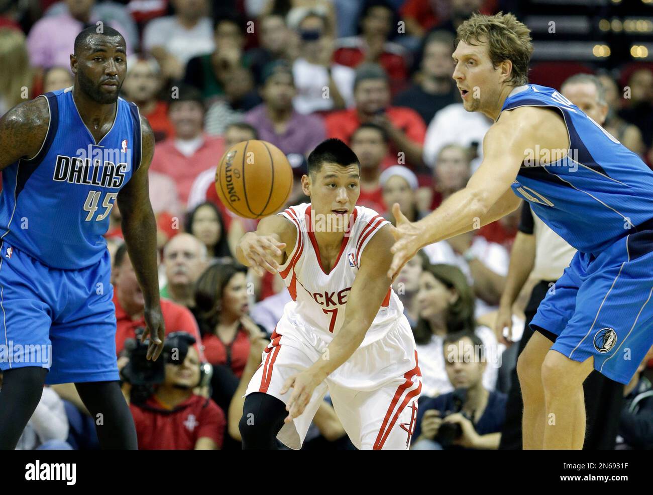 Houston Rockets' Jeremy Lin, center, passes the ball between Dallas ...