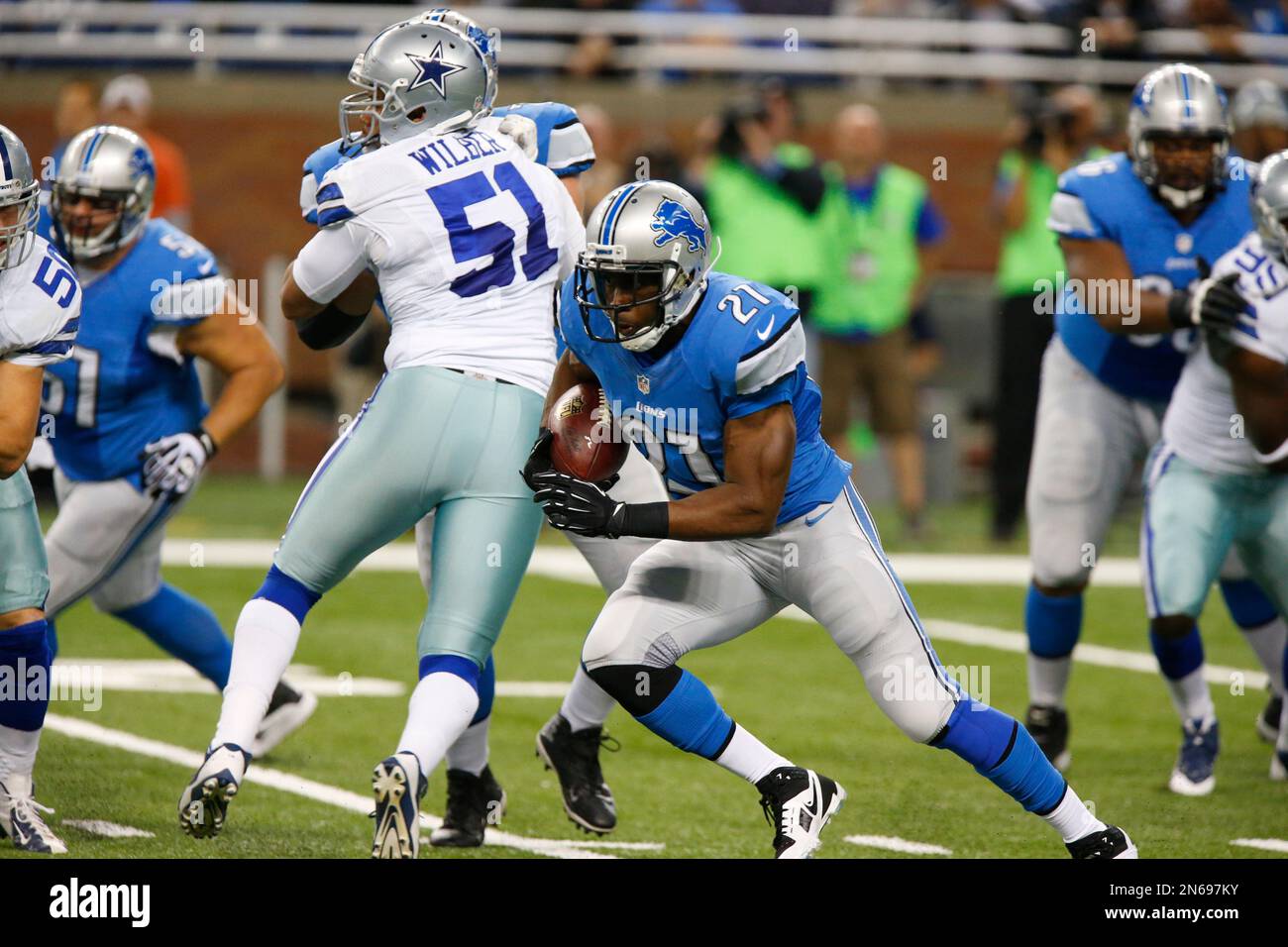 Detroit Lions running back Reggie Bush (21) carries against the Dallas ...