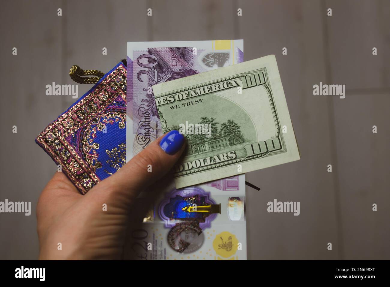 100 pound note hi-res stock photography and images - Alamy