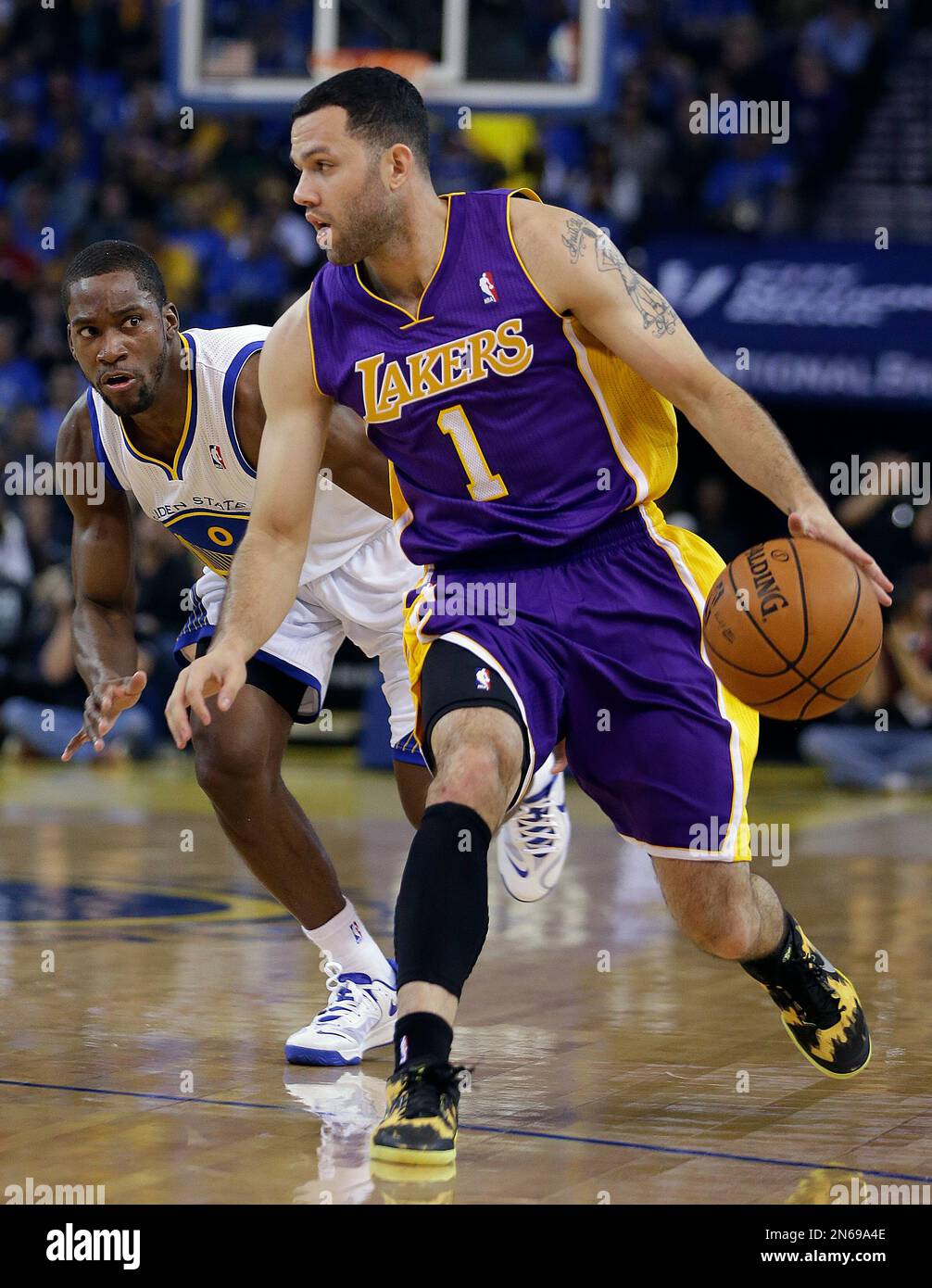 Los Angeles Lakers' Jordan Farmar, right, drives the ball past Golden ...